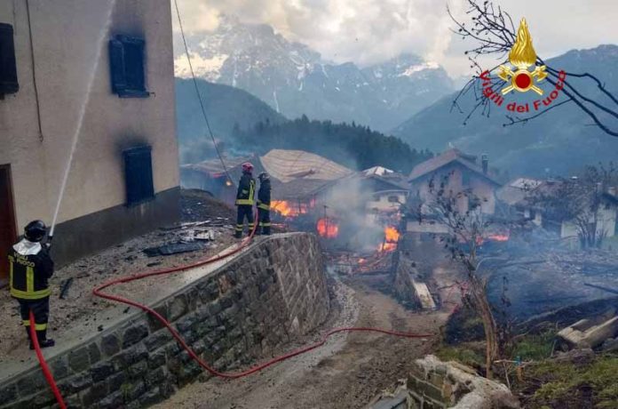 In fiamme la frazione di Canazei a Colle Santa Lucia | Bellunopress ...