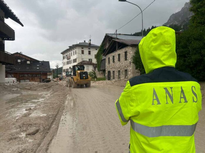 Maltempo. Personale Anas al lavoro a Borca di Cadore per il ripristino ...
